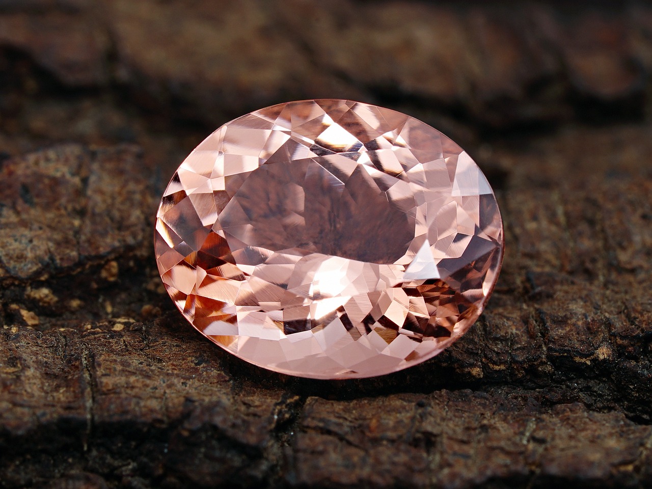 Morganite vs Kunzite: Key Differences, Colours, and Which to Choose